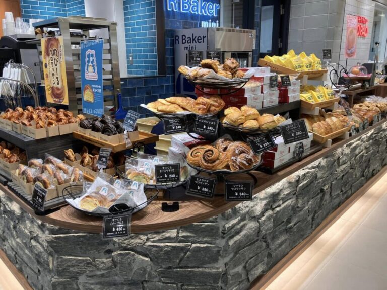 桃をどーん！とのせてみました『まるごともものクロワッサン』新オープンのR Baker miniエキュート立川店他で限定販売 - R Baker｜アールベイカー